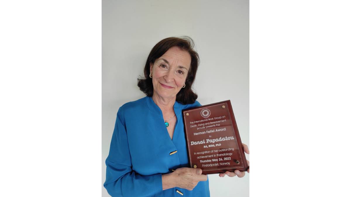 H Δανάη Παπαδάτου έλαβε το Herman Feifel Award for Outstanding Life ...